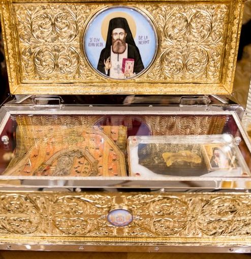 Vesminte si moaste ale Sfantului Ioan Iacob, asezate spre cinstire la ...